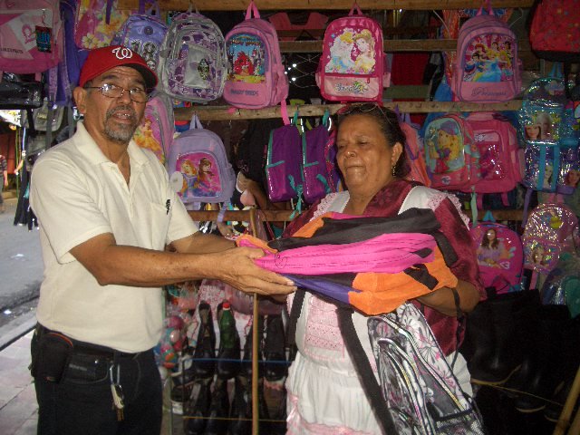 LAS NOTICIAS en su XII Aniversario lanza lluvia de mochilas a niños y ...